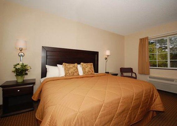 Holiday Inn Express & Suites Pittsfield - Berkshires - Lenox, MA