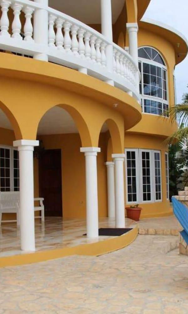 Waters Edge Guest House - Caribbean