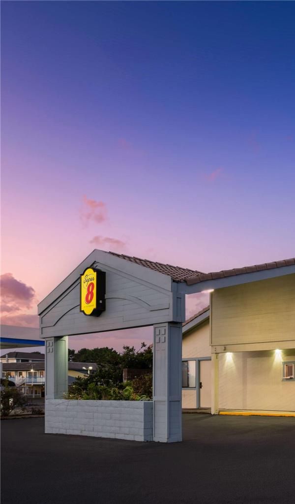 Super 8 By Wyndham Fort Bragg - Fort Bragg, CA