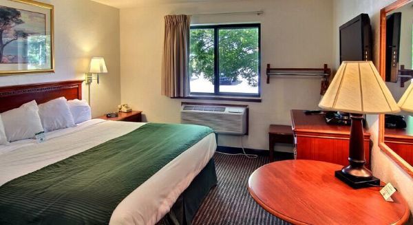Days Inn & Suites By Wyndham Traverse City - Traverse City, MI