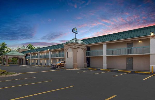 Days Inn By Wyndham Clarksville North - Clarksville, TN