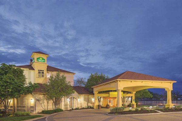 La Quinta Inn & Suites By Wyndham St. Louis Westport - Kirkwood, MO