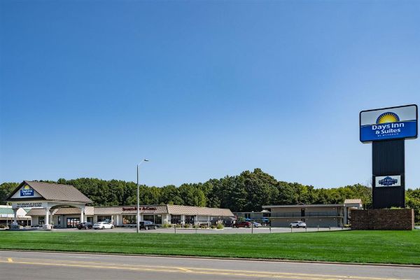 Days Inn And Suites By Wyndham Oxford - Henderson, NC