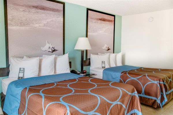 Super 8 By Wyndham St. Petersburg - St. Pete Beach, FL