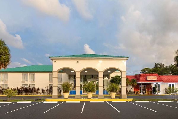 Days Inn & Suites By Wyndham Fort Pierce Midtown - Port St. Lucie, FL