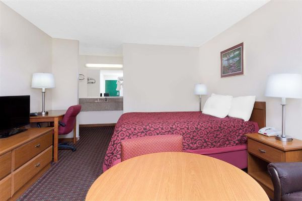 Days Inn By Wyndham Columbia Ne Fort Jackson - Elgin, SC