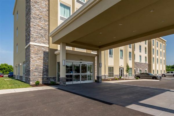 Comfort Inn & Suites - Harrisburg Airport - Hershey South - Hershey, PA