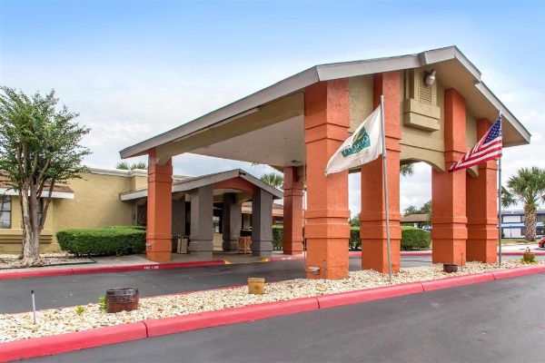 Quality Inn & Suites I-35 Near Frost Bank Center - San Antonio