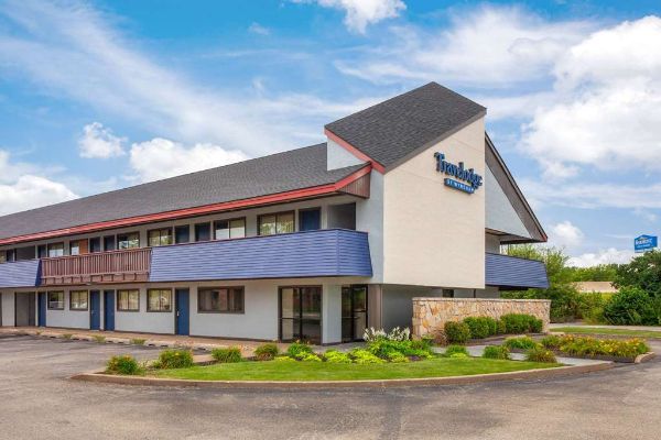 Travelodge By Wyndham Peoria - Peoria, IL