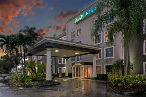 La Quinta Inn & Suites By Wyndham Naples East (I-75) - Naples, FL