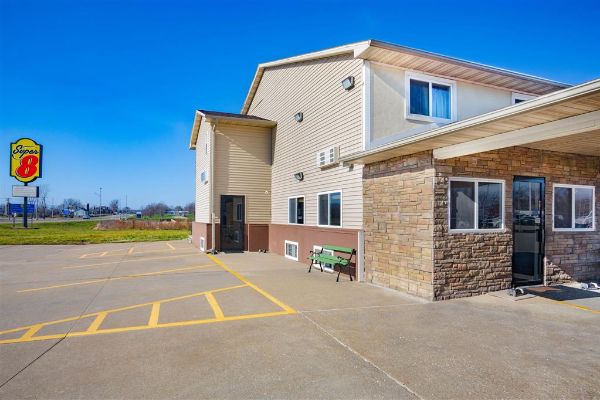 Super 8 By Wyndham Fort Madison - Nauvoo, IL
