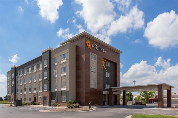 La Quinta Inn & Suites By Wyndham Wichita Airport - 