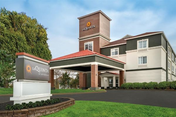 La Quinta Inn & Suites By Wyndham Latham Albany Airport - Albany, NY