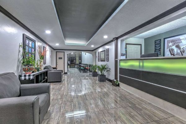 Super 8 By Wyndham Grand Prairie North - Grand Prairie, TX