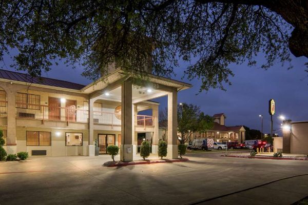 Super 8 By Wyndham Grand Prairie Southwest - Grand Prairie, TX