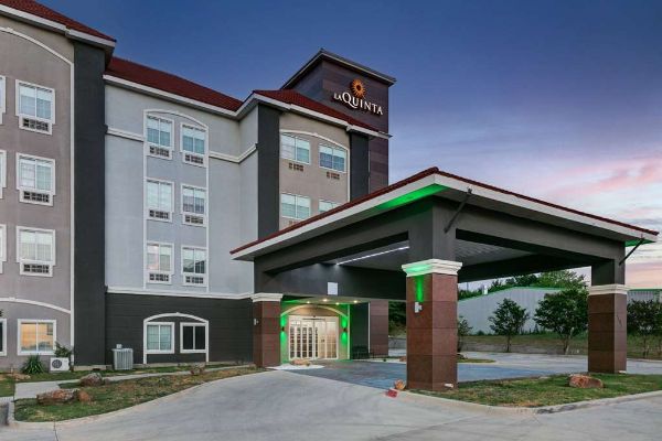 La Quinta Inn & Suites By Wyndham Decatur - Decatur, TX