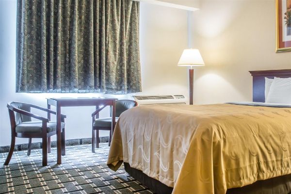 Quality Inn & Suites Palm Island Indoor Waterpark - Corfu, NY