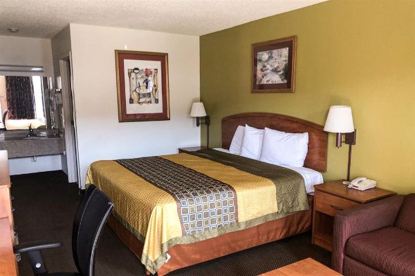 Econo Lodge Oklahoma City Northeast - Edmond, OK