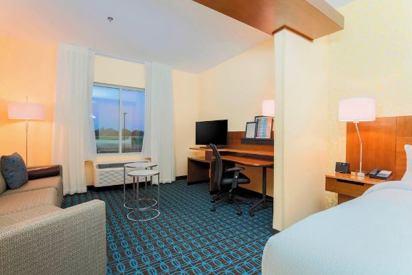Fairfield Inn And Suites By Marriott Pleasanton - Pleasanton, TX