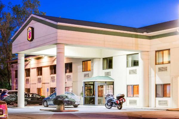 Super 8 By Wyndham Port Clinton - Port Clinton, OH