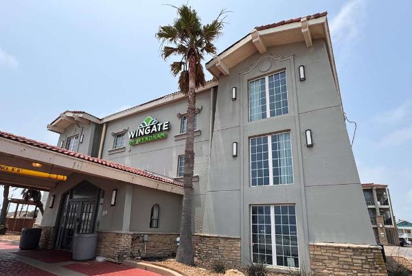 Wingate By Wyndham Galveston Beachfront At Seawall - Galveston, TX