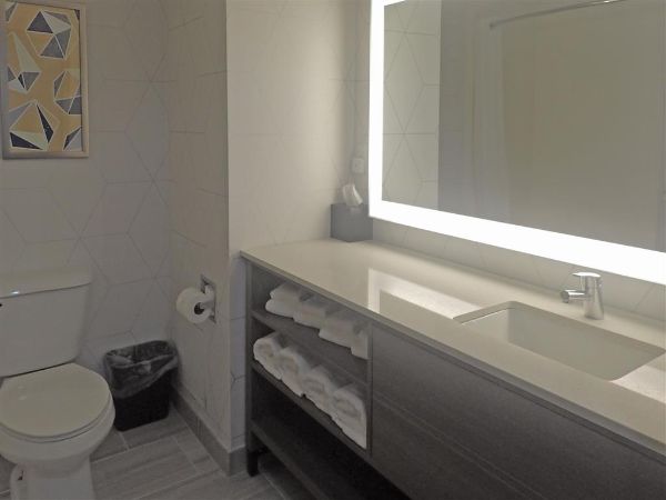 Comfort Inn & Suites Hampton Near Coliseum - Hampton, VA