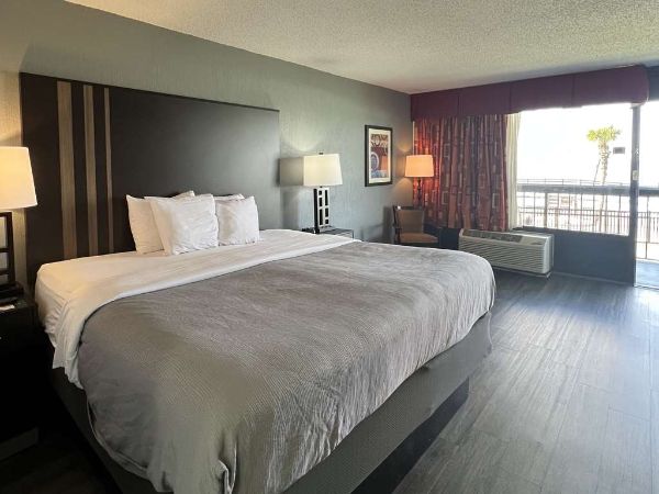 Quality Inn & Suites Gulf Breeze Bayside Near Pensacola Beach - Pensacola, FL