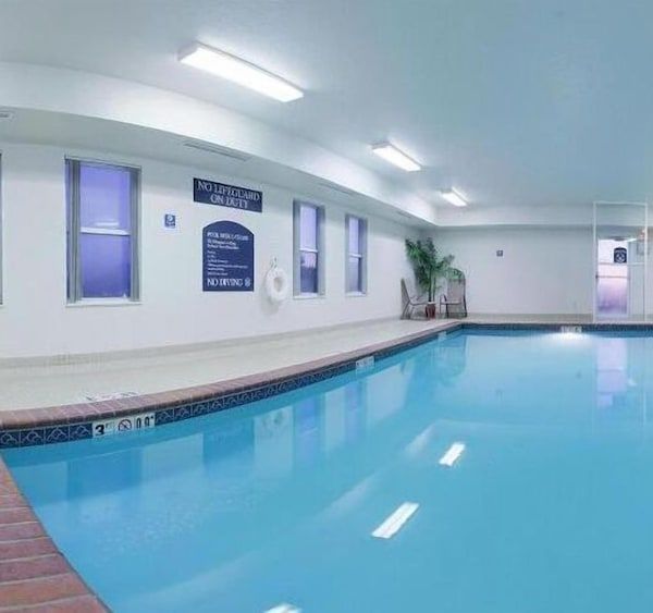 Holiday Inn Express & Suites Abilene - Abilene, KS