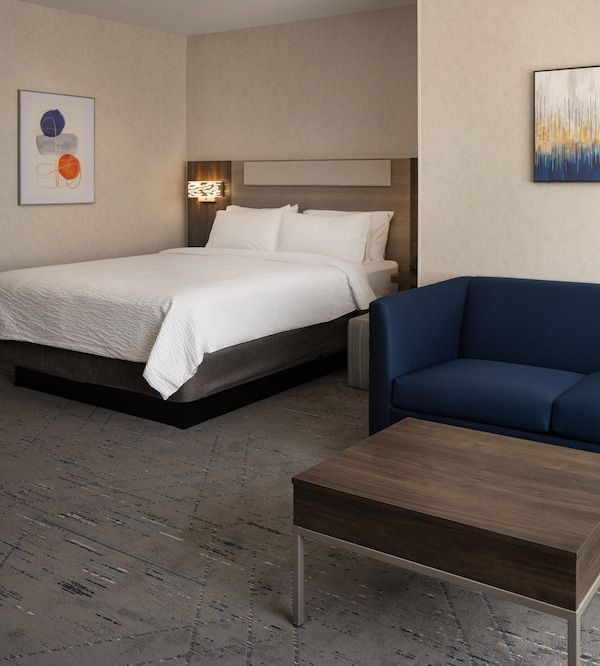 Holiday Inn Express & Suites Fresno Airport - Fresno, CA