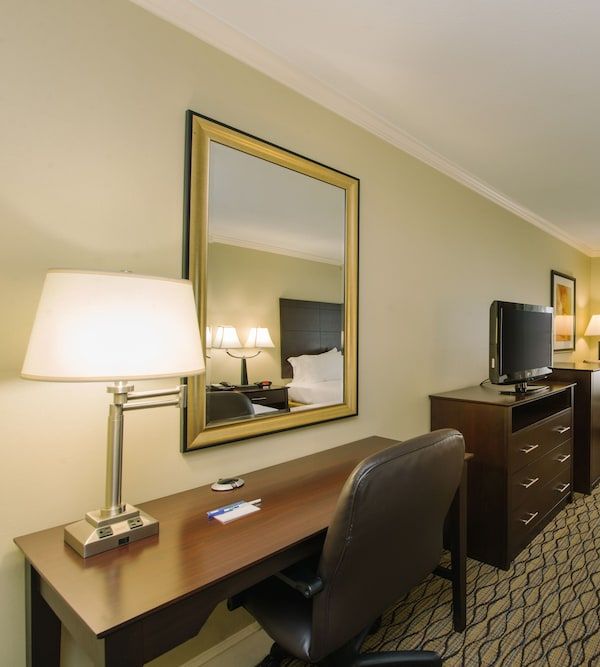 Holiday Inn Express & Suites Merrimack - Nashua, NH