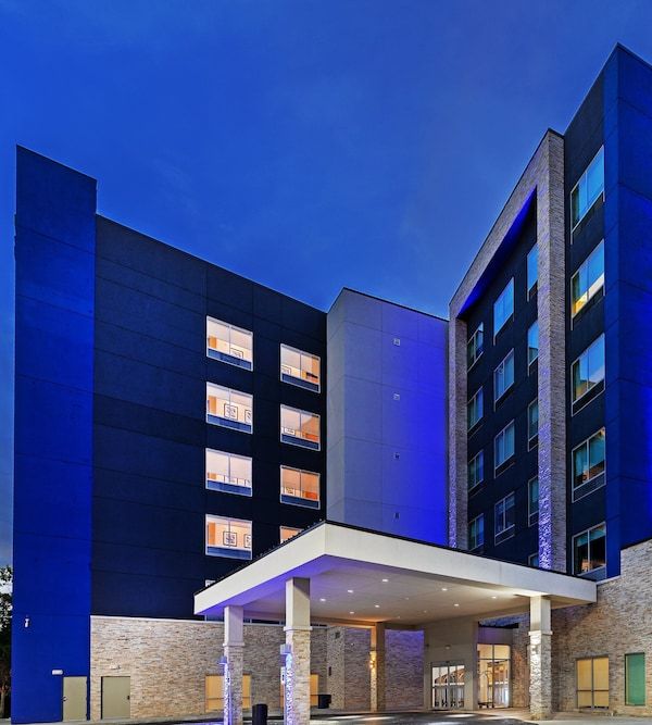 Holiday Inn Express & Suites Houston - N Downtown - Houston, TX