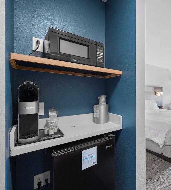 Holiday Inn Express & Suites Marinette - Door County, WI