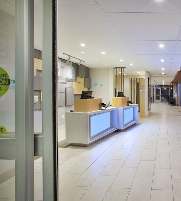 Holiday Inn Express & Suites Grand Rapids - Airport North - Grand Rapids, MI