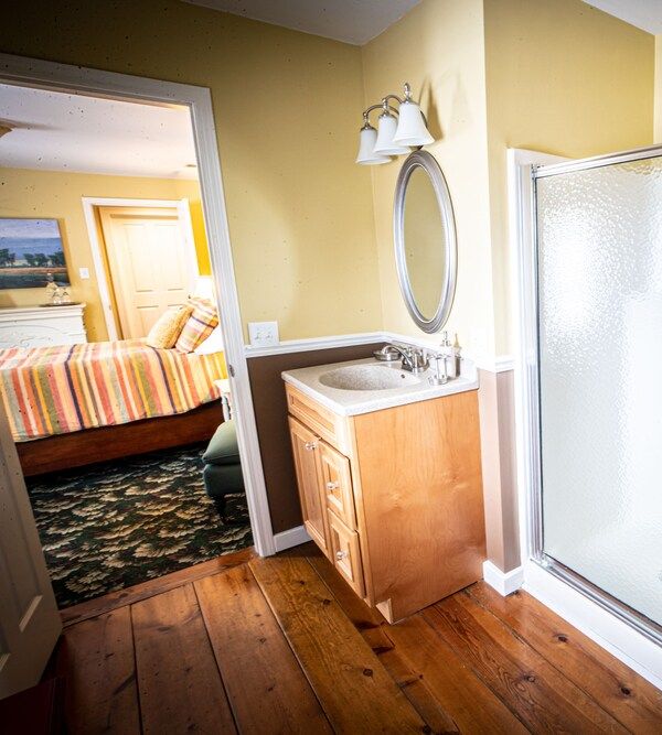 Twin Oaks Inn - Saugatuck, MI