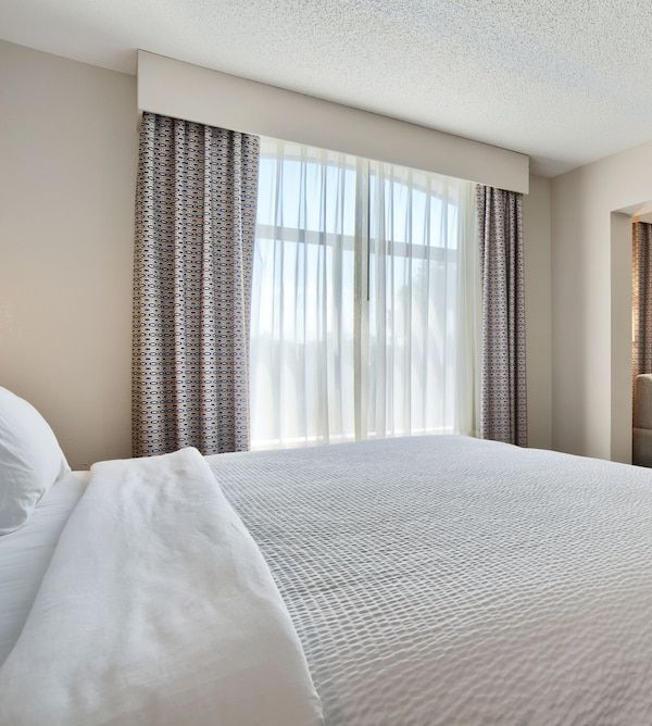 Holiday Inn Express & Suites Mobile – I-65 - Mobile, AL