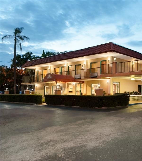 Days Inn By Wyndham Clearwater/gulf To Bay - Clearwater, FL