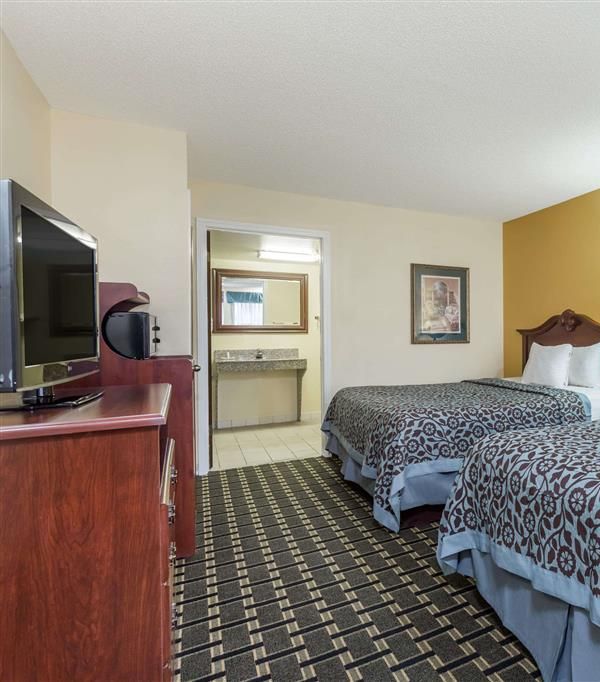 Days Inn & Suites By Wyndham Warner Robins Near Robins Afb - Warner Robins, GA