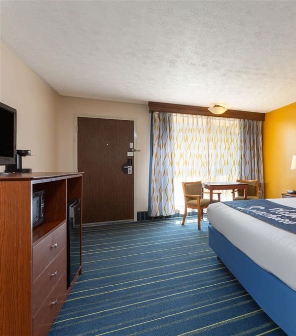 Days Inn By Wyndham Breezewood - Everett, PA
