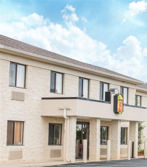 Super 8 By Wyndham Bedford - Smith Mountain Lake, VA