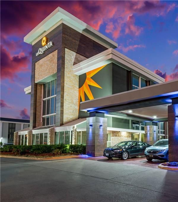La Quinta Inn & Suites By Wyndham Dallas I-35 Walnut Hill Ln - Dallas, TX