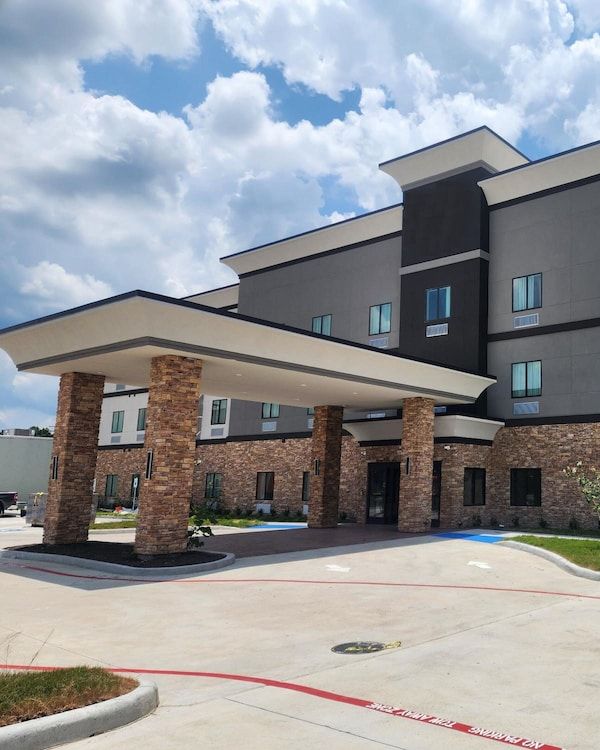 Holiday Inn Express & Suites Dayton - Highway 90 - Dayton, TX