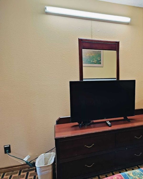 Victorian Inn - Log Cabin, TX